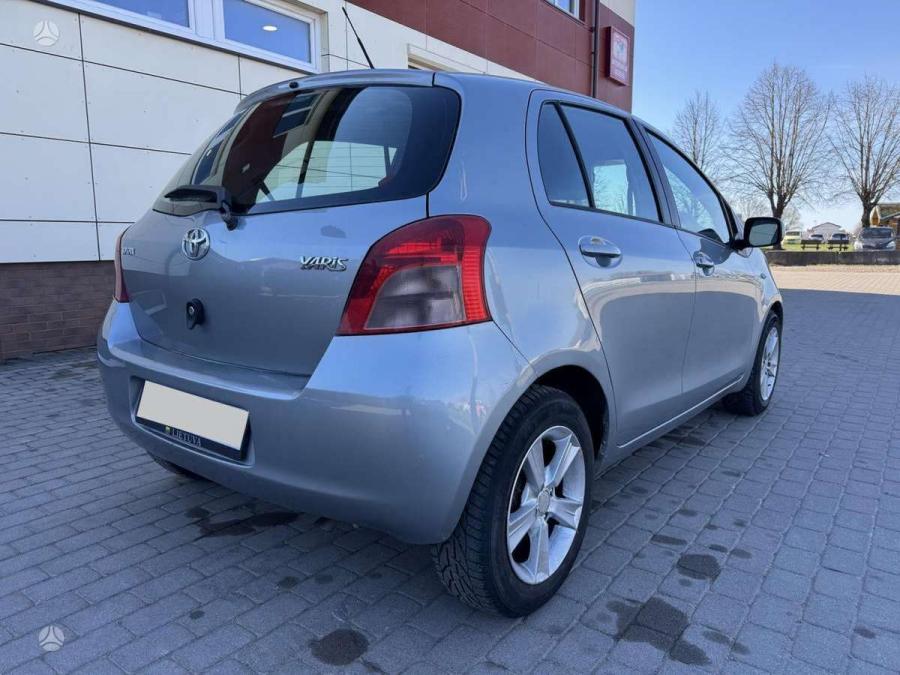 Pelēks Toyota Yaris 2006 Klaipėda, ar dzinēja tilpumu 1.30 L un nobraukumu 173 tūkst. km par 3100 €, foto 6 vietnē AUTOMOTO.COM.LV