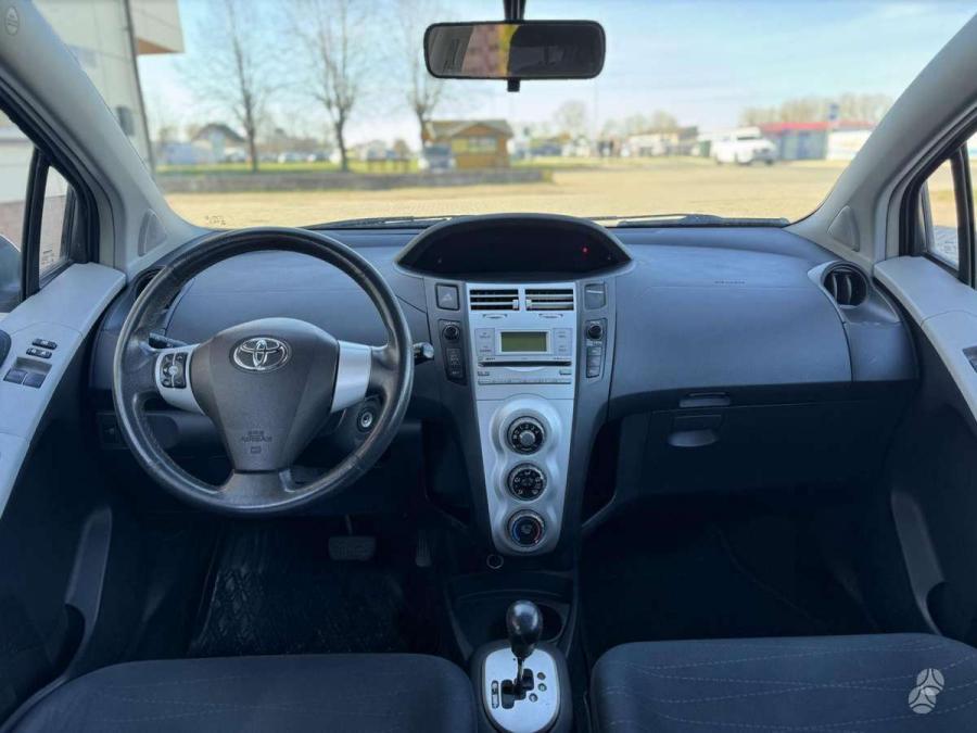 Pelēks Toyota Yaris 2006 Klaipėda, ar dzinēja tilpumu 1.30 L un nobraukumu 173 tūkst. km par 3100 €, foto 9 vietnē AUTOMOTO.COM.LV
