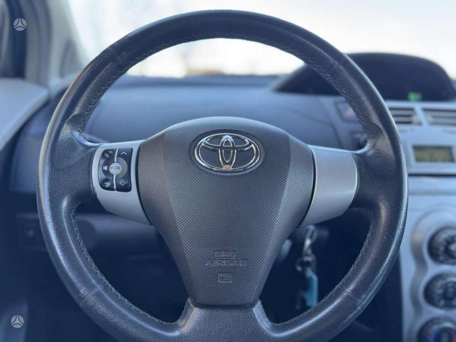 Pelēks Toyota Yaris 2006 Klaipėda, ar dzinēja tilpumu 1.30 L un nobraukumu 173 tūkst. km par 3100 €, foto 10 vietnē AUTOMOTO.COM.LV