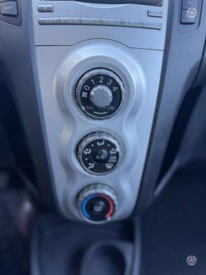 Pelēks Toyota Yaris 2006 Klaipėda, ar dzinēja tilpumu 1.30 L un nobraukumu 173 tūkst. km par 3100 €, foto 13 vietnē AUTOMOTO.COM.LV