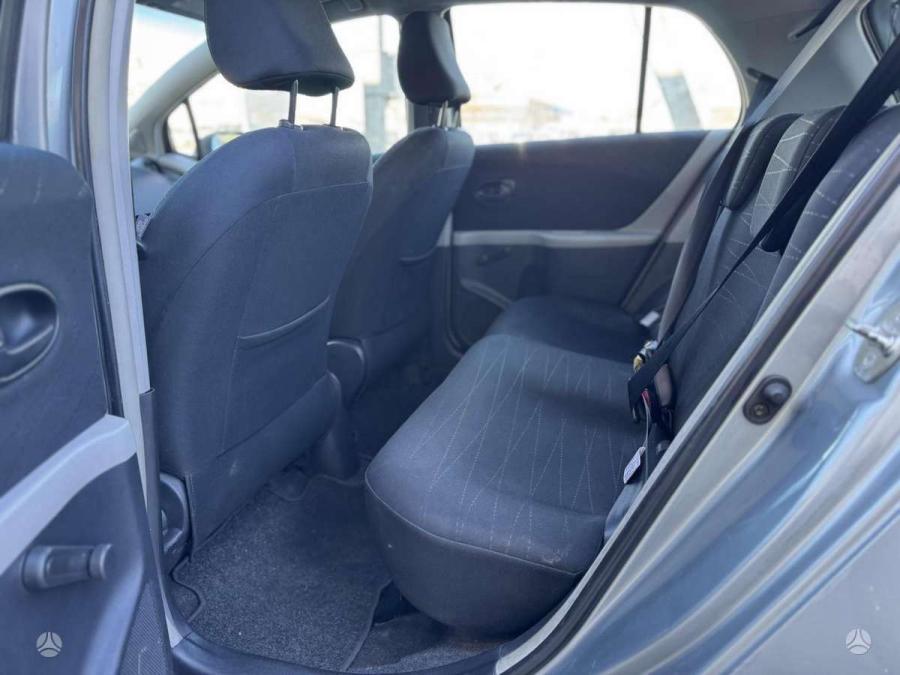 Pelēks Toyota Yaris 2006 Klaipėda, ar dzinēja tilpumu 1.30 L un nobraukumu 173 tūkst. km par 3100 €, foto 15 vietnē AUTOMOTO.COM.LV