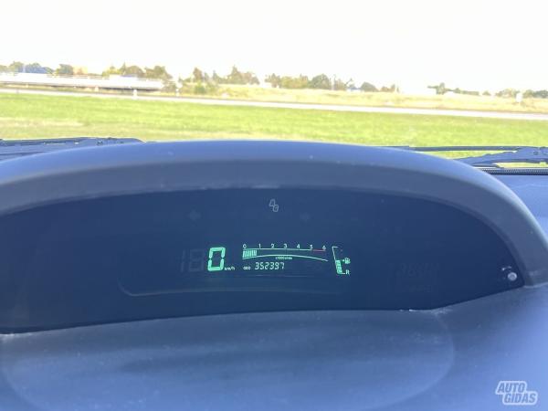 Grey Toyota Yaris 2006 in Kaunas, with an engine capacity of 1.40 L and mileage of 352 thousand km for 1600 €, photo 9 on AUTOMOTO.COM.LV