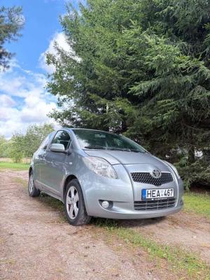 Pelēks Toyota Yaris 2006 Viļņa, ar dzinēja tilpumu 1.36 L un nobraukumu 284 tūkst. km par 1690 €, foto  vietnē AUTOMOTO.COM.LV