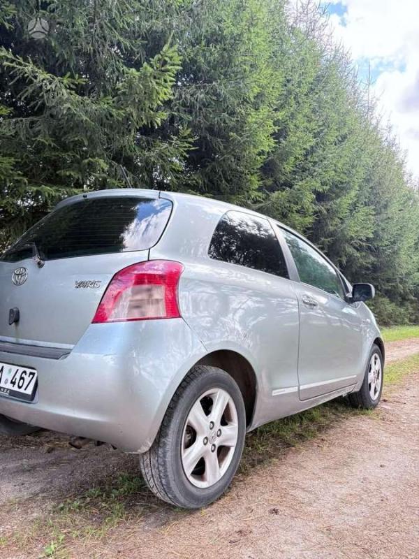 Pelēks Toyota Yaris 2006 Viļņa, ar dzinēja tilpumu 1.36 L un nobraukumu 284 tūkst. km par 1690 €, foto 3 vietnē AUTOMOTO.COM.LV