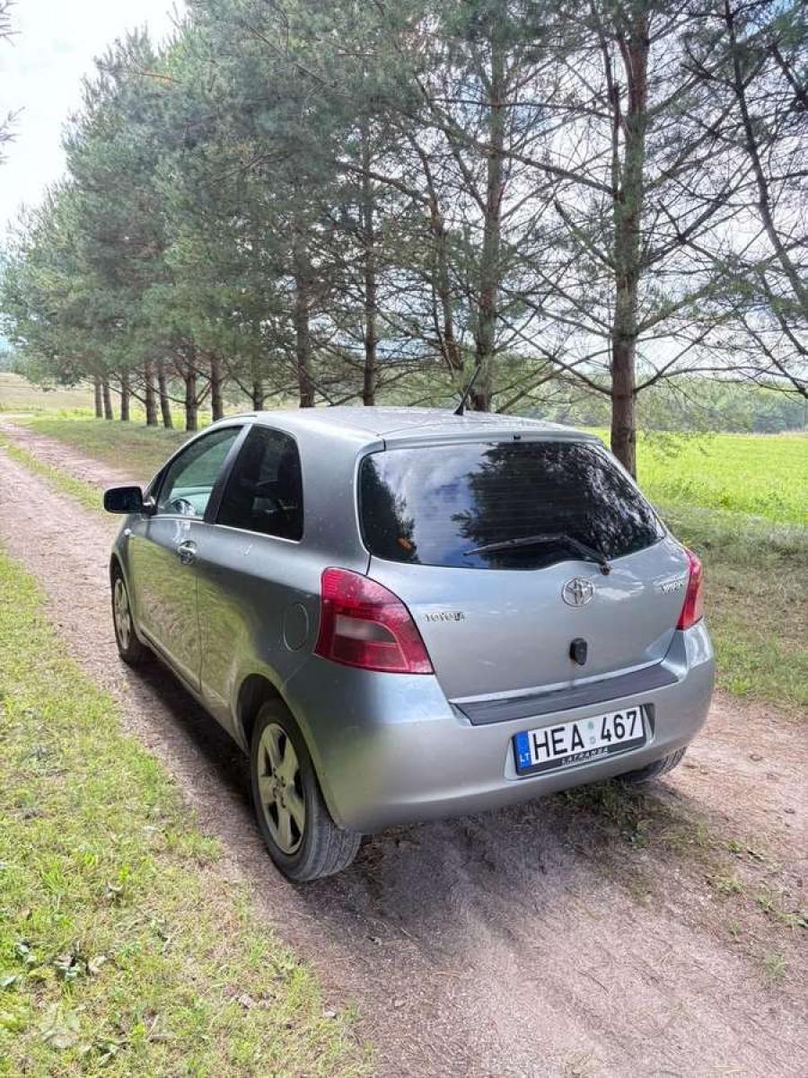 Pelēks Toyota Yaris 2006 Viļņa, ar dzinēja tilpumu 1.36 L un nobraukumu 284 tūkst. km par 1690 €, foto 4 vietnē AUTOMOTO.COM.LV