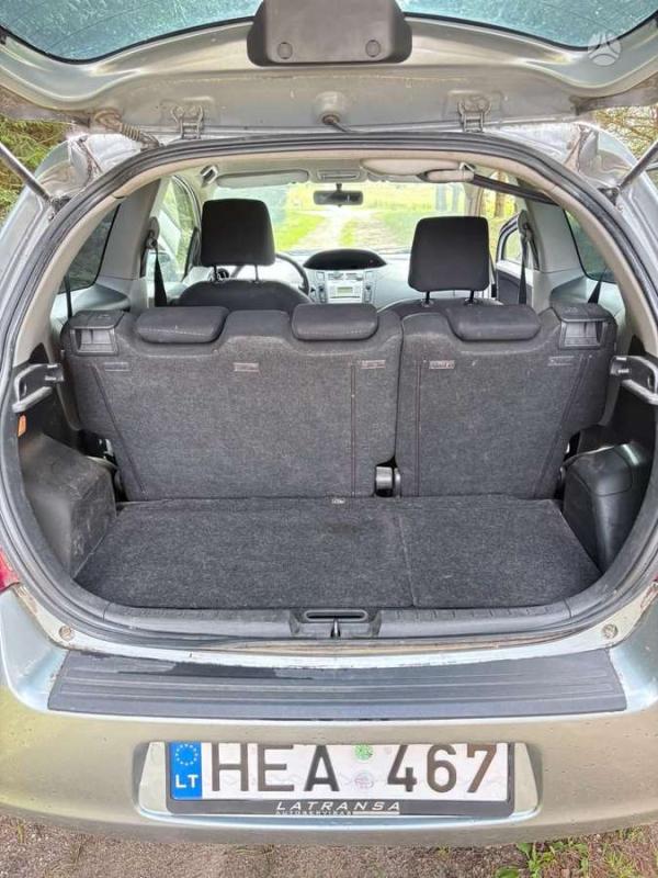 Pelēks Toyota Yaris 2006 Viļņa, ar dzinēja tilpumu 1.36 L un nobraukumu 284 tūkst. km par 1690 €, foto 7 vietnē AUTOMOTO.COM.LV