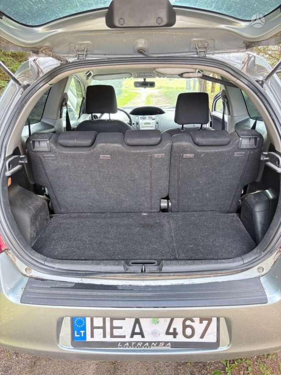 Pelēks Toyota Yaris 2006 Viļņa, ar dzinēja tilpumu 1.36 L un nobraukumu 284 tūkst. km par 1690 €, foto 7 vietnē AUTOMOTO.COM.LV
