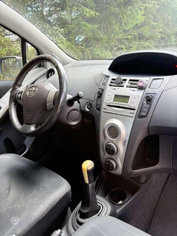 Pelēks Toyota Yaris 2006 Viļņa, ar dzinēja tilpumu 1.36 L un nobraukumu 284 tūkst. km par 1690 €, foto 8 vietnē AUTOMOTO.COM.LV