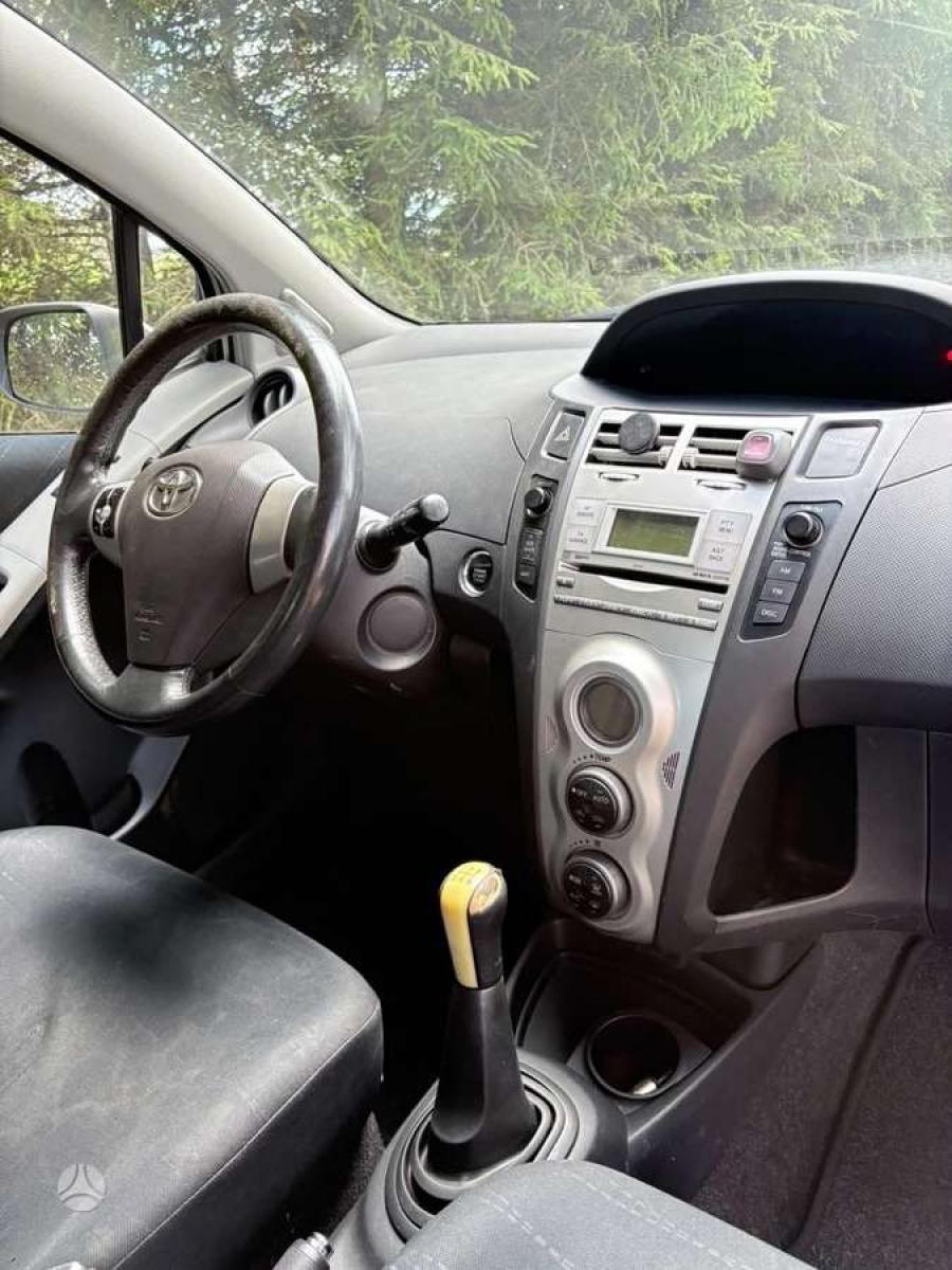 Pelēks Toyota Yaris 2006 Viļņa, ar dzinēja tilpumu 1.36 L un nobraukumu 284 tūkst. km par 1690 €, foto 8 vietnē AUTOMOTO.COM.LV