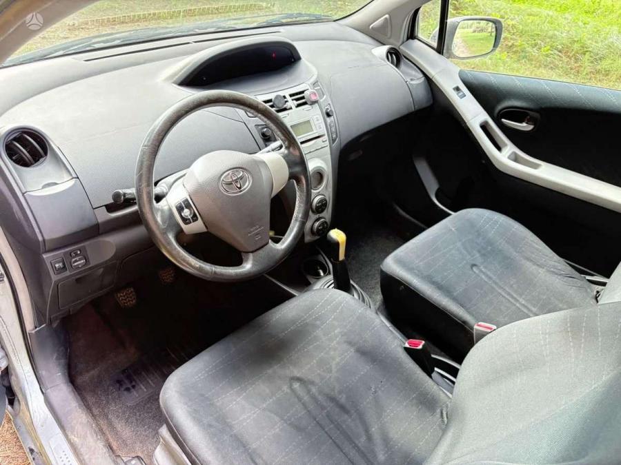 Pelēks Toyota Yaris 2006 Viļņa, ar dzinēja tilpumu 1.36 L un nobraukumu 284 tūkst. km par 1690 €, foto 9 vietnē AUTOMOTO.COM.LV