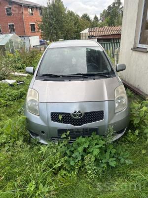 Pelēks Toyota Yaris 2006 Rīga, ar dzinēja tilpumu 1.40 L un nobraukumu 250 tūkst. km par 650 €, foto  vietnē AUTOMOTO.COM.LV