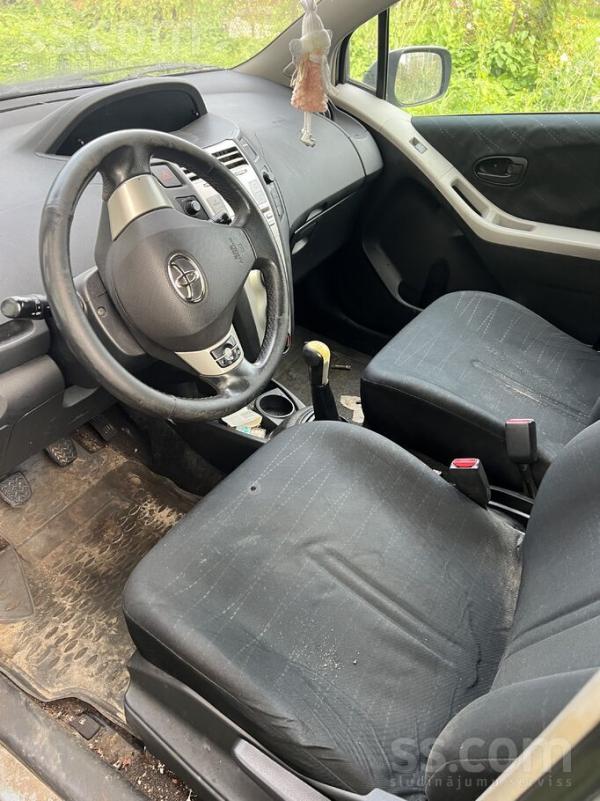 Pelēks Toyota Yaris 2006 Rīga, ar dzinēja tilpumu 1.40 L un nobraukumu 250 tūkst. km par 650 €, foto 5 vietnē AUTOMOTO.COM.LV