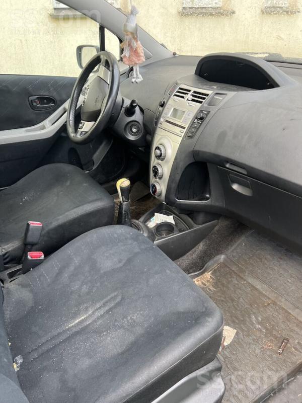 Pelēks Toyota Yaris 2006 Rīga, ar dzinēja tilpumu 1.40 L un nobraukumu 250 tūkst. km par 650 €, foto 6 vietnē AUTOMOTO.COM.LV