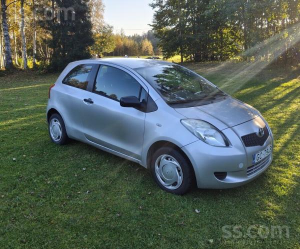Grey Toyota Yaris 2006 in Ventspils, with an engine capacity of 1.30 L and mileage of 377 thousand km for 980 €, photo 1 on AUTOMOTO.COM.LV