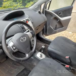 Grey Toyota Yaris 2007 in Riga, with an engine capacity of 1.40 L and mileage of 194 thousand km for 4100 €, photo 6 on AUTOMOTO.COM.LV