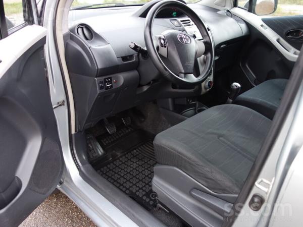 Pelēks Toyota Yaris 2007 Rīga, ar dzinēja tilpumu 1.40 L un nobraukumu 0 tūkst. km par 2150 €, foto 5 vietnē AUTOMOTO.COM.LV