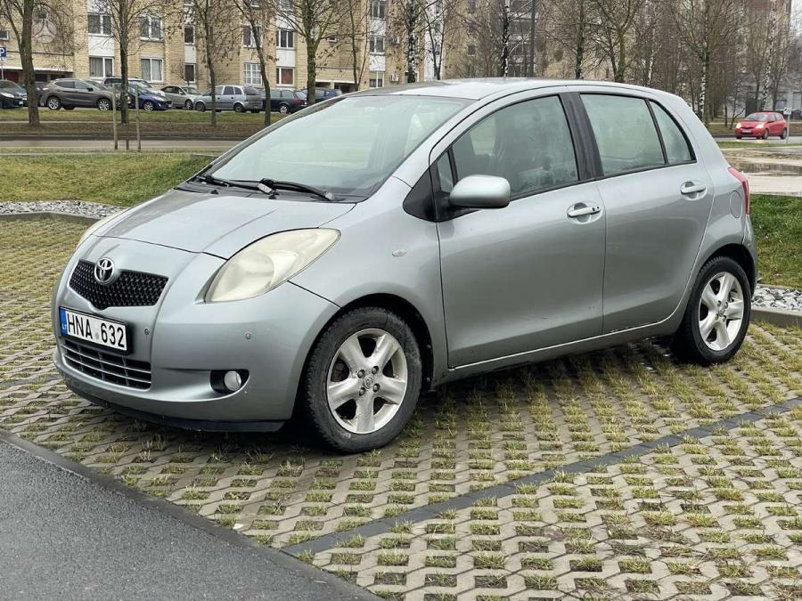 Pelēks Toyota Yaris 2007 Kauņa, ar dzinēja tilpumu 1.36 L un nobraukumu 280 tūkst. km par 1300 €, foto 1 vietnē AUTOMOTO.COM.LV