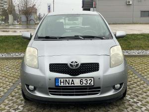 Pelēks Toyota Yaris 2007 Kauņa, ar dzinēja tilpumu 1.36 L un nobraukumu 280 tūkst. km par 1300 €, foto 2 vietnē AUTOMOTO.COM.LV