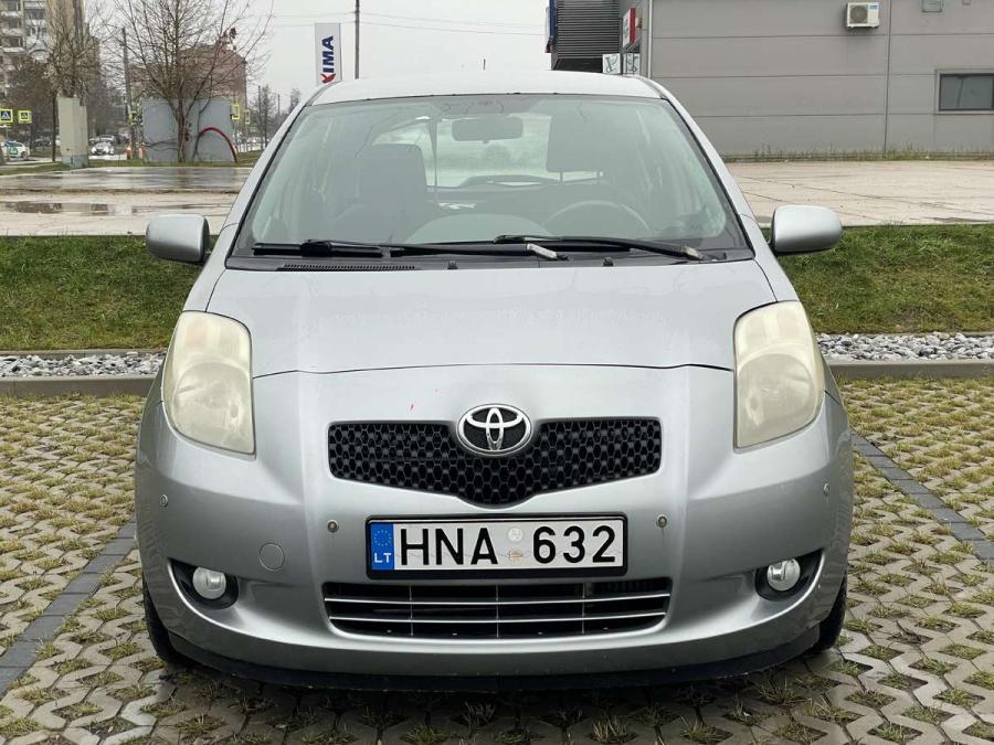 Pelēks Toyota Yaris 2007 Kauņa, ar dzinēja tilpumu 1.36 L un nobraukumu 280 tūkst. km par 1300 €, foto 2 vietnē AUTOMOTO.COM.LV