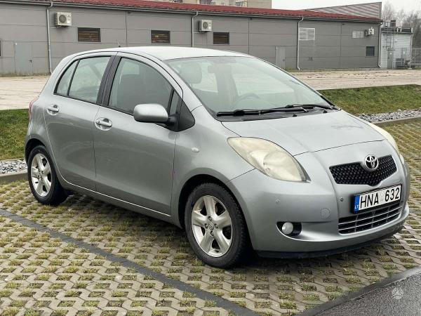 Pelēks Toyota Yaris 2007 Kauņa, ar dzinēja tilpumu 1.36 L un nobraukumu 280 tūkst. km par 1300 €, foto 3 vietnē AUTOMOTO.COM.LV
