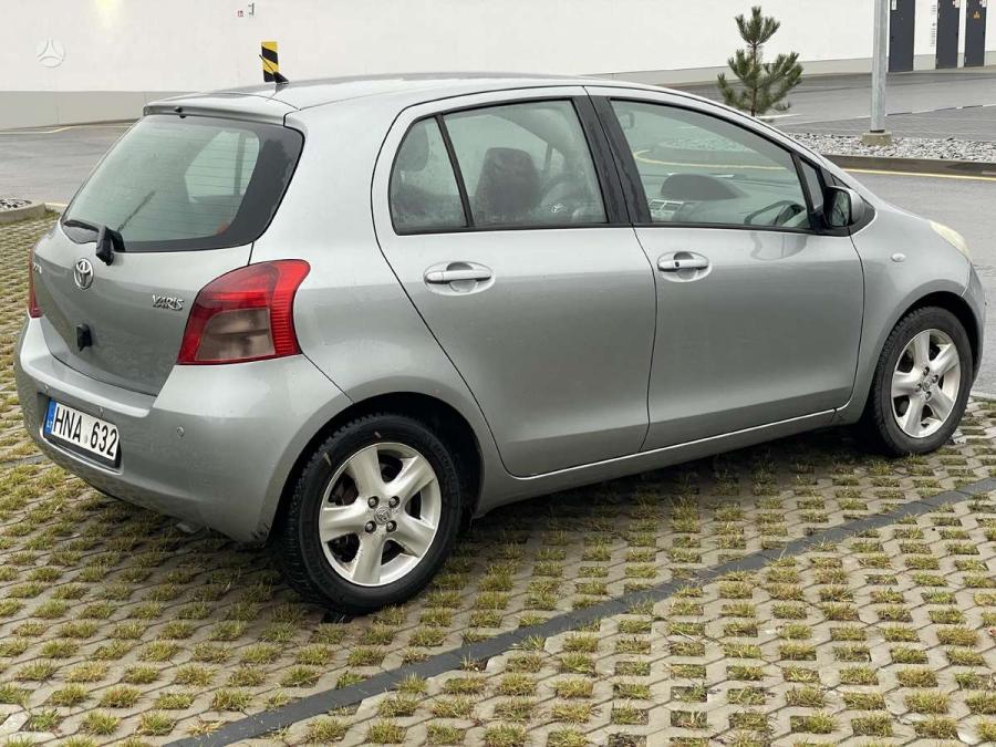 Pelēks Toyota Yaris 2007 Kauņa, ar dzinēja tilpumu 1.36 L un nobraukumu 280 tūkst. km par 1300 €, foto 5 vietnē AUTOMOTO.COM.LV