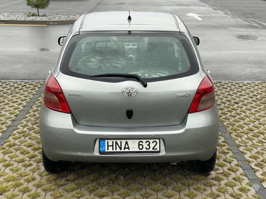 Pelēks Toyota Yaris 2007 Kauņa, ar dzinēja tilpumu 1.36 L un nobraukumu 280 tūkst. km par 1300 €, foto 6 vietnē AUTOMOTO.COM.LV