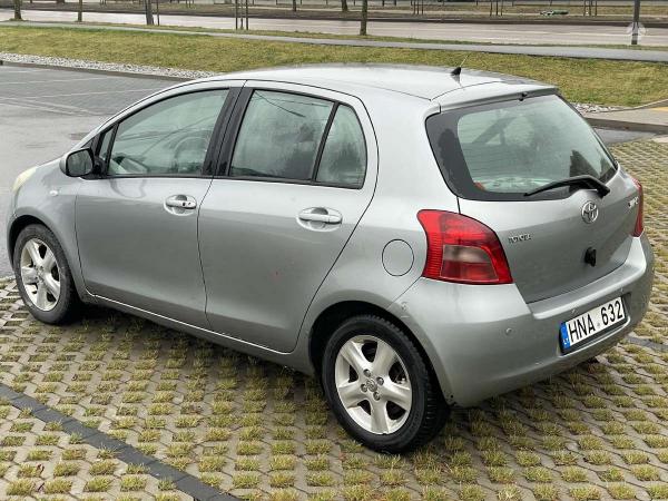 Pelēks Toyota Yaris 2007 Kauņa, ar dzinēja tilpumu 1.36 L un nobraukumu 280 tūkst. km par 1300 €, foto 7 vietnē AUTOMOTO.COM.LV