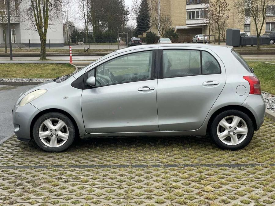Pelēks Toyota Yaris 2007 Kauņa, ar dzinēja tilpumu 1.36 L un nobraukumu 280 tūkst. km par 1300 €, foto 8 vietnē AUTOMOTO.COM.LV