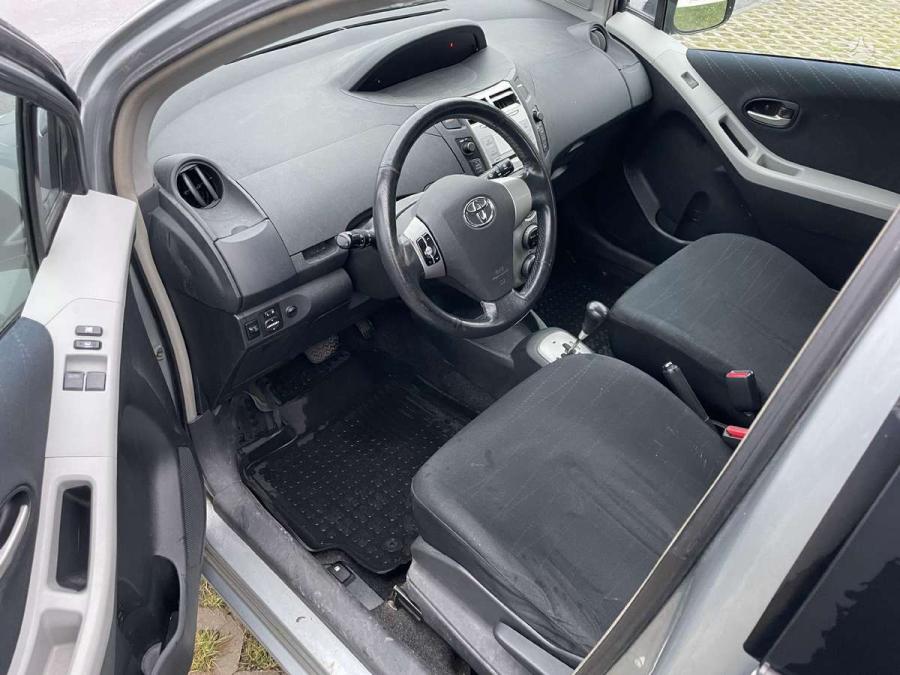 Pelēks Toyota Yaris 2007 Kauņa, ar dzinēja tilpumu 1.36 L un nobraukumu 280 tūkst. km par 1300 €, foto 9 vietnē AUTOMOTO.COM.LV