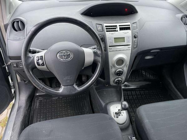 Pelēks Toyota Yaris 2007 Kauņa, ar dzinēja tilpumu 1.36 L un nobraukumu 280 tūkst. km par 1300 €, foto 10 vietnē AUTOMOTO.COM.LV