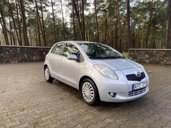 Pelēks Toyota Yaris 2007 Klaipėda, ar dzinēja tilpumu 1.30 L un nobraukumu 180 tūkst. km par 2150 €, foto 1 vietnē AUTOMOTO.COM.LV