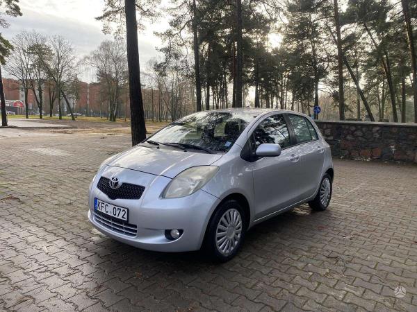 Pelēks Toyota Yaris 2007 Klaipėda, ar dzinēja tilpumu 1.30 L un nobraukumu 180 tūkst. km par 2150 €, foto 2 vietnē AUTOMOTO.COM.LV