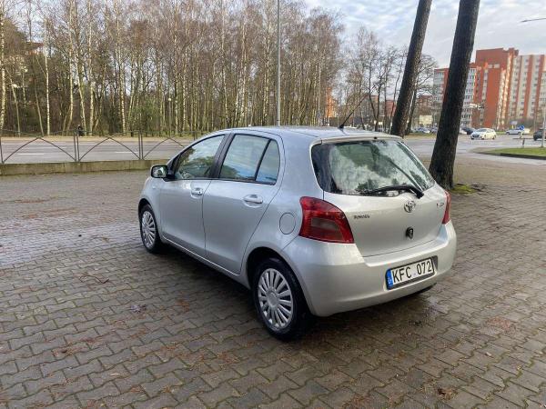 Pelēks Toyota Yaris 2007 Klaipėda, ar dzinēja tilpumu 1.30 L un nobraukumu 180 tūkst. km par 2150 €, foto 4 vietnē AUTOMOTO.COM.LV