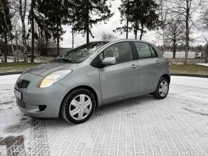 Pelēks Toyota Yaris 2007 Viļņa, ar dzinēja tilpumu 1.30 L un nobraukumu 188 tūkst. km par 2350 €, foto  vietnē AUTOMOTO.COM.LV