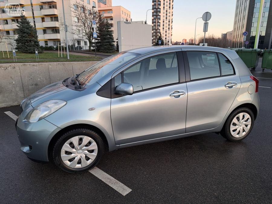 Grey Toyota Yaris 2007 in Vilnius, with an engine capacity of 1.00 L and mileage of 80 thousand km for 2450 €, photo 1 on AUTOMOTO.COM.LV