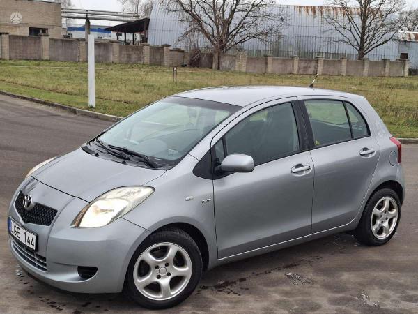 Pelēks Toyota Yaris 2007 Šilutė, ar dzinēja tilpumu 1.40 L un nobraukumu 250 tūkst. km par 2500 €, foto 1 vietnē AUTOMOTO.COM.LV