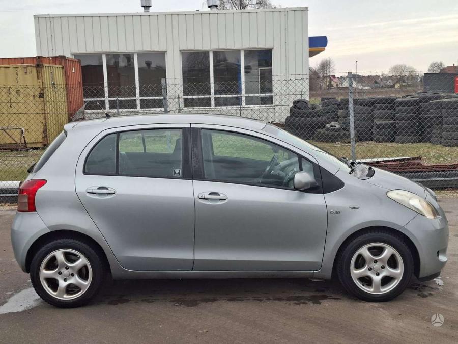 Grey Toyota Yaris 2007 in Silute, with an engine capacity of 1.40 L and mileage of 250 thousand km for 2500 €, photo 3 on AUTOMOTO.COM.LV