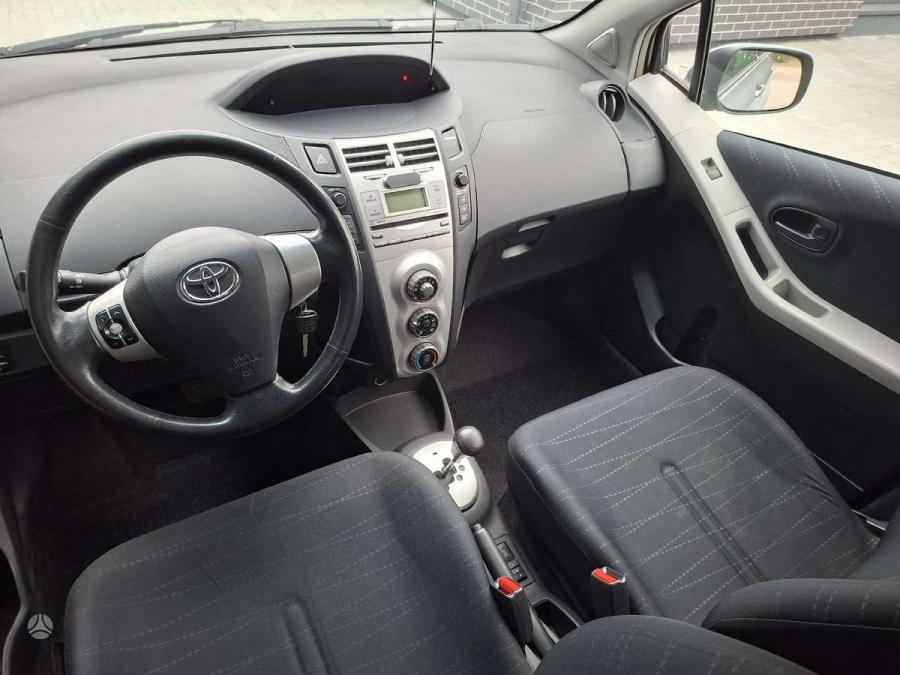 Grey Toyota Yaris 2007 in Silute, with an engine capacity of 1.40 L and mileage of 250 thousand km for 2500 €, photo 12 on AUTOMOTO.COM.LV