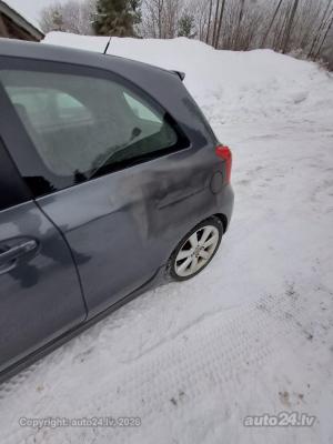 Pelēks Toyota Yaris 2007 Tallina, ar dzinēja tilpumu 1.80 L un nobraukumu 192 tūkst. km par 2500 €, foto 4 vietnē AUTOMOTO.COM.LV