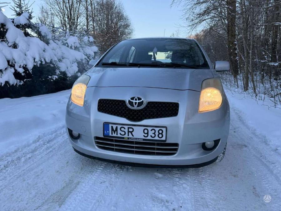 Grey Toyota Yaris 2007 in Vilnius, with an engine capacity of 1.36 L and mileage of 190 thousand km for 2450 €, photo 1 on AUTOMOTO.COM.LV