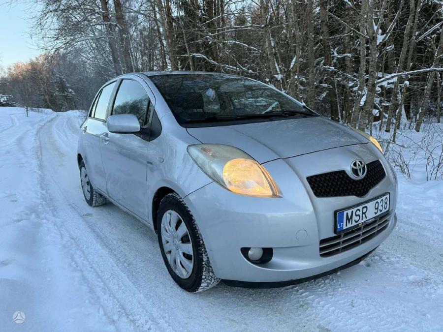 Grey Toyota Yaris 2007 in Vilnius, with an engine capacity of 1.36 L and mileage of 190 thousand km for 2450 €, photo 2 on AUTOMOTO.COM.LV