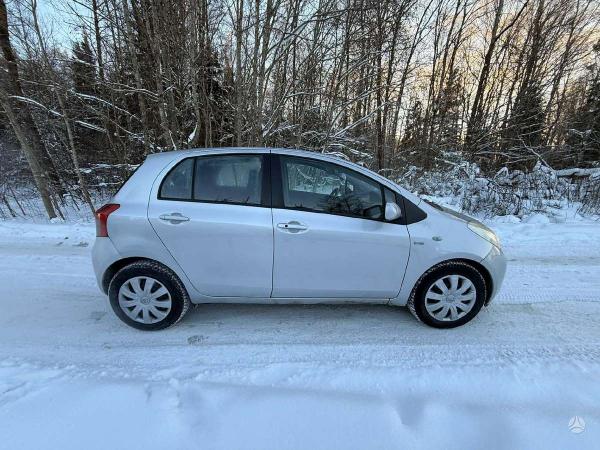 Pelēks Toyota Yaris 2007 Viļņa, ar dzinēja tilpumu 1.36 L un nobraukumu 190 tūkst. km par 2450 €, foto 4 vietnē AUTOMOTO.COM.LV
