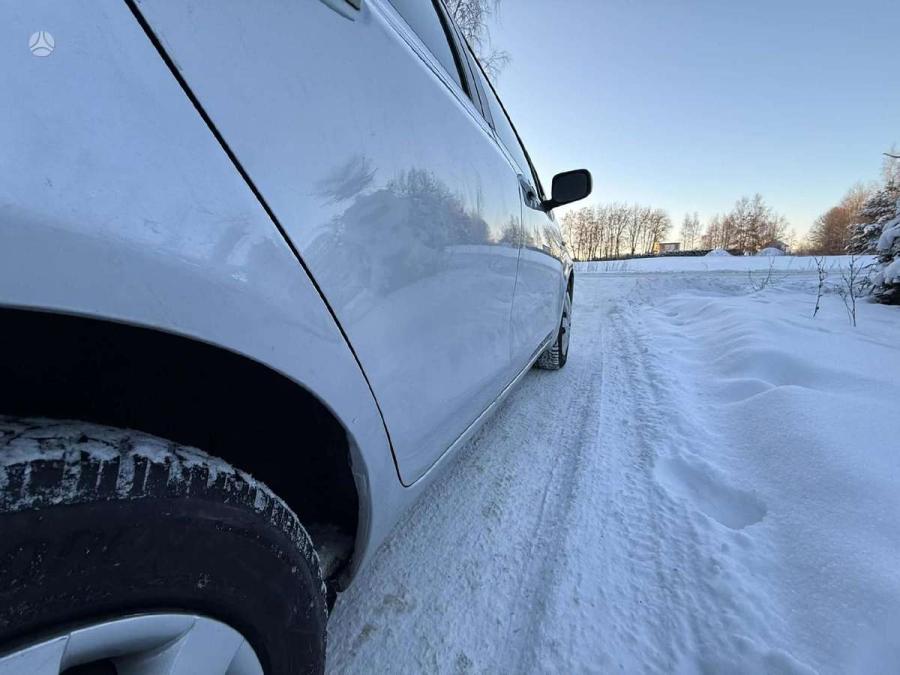 Grey Toyota Yaris 2007 in Vilnius, with an engine capacity of 1.36 L and mileage of 190 thousand km for 2450 €, photo 9 on AUTOMOTO.COM.LV