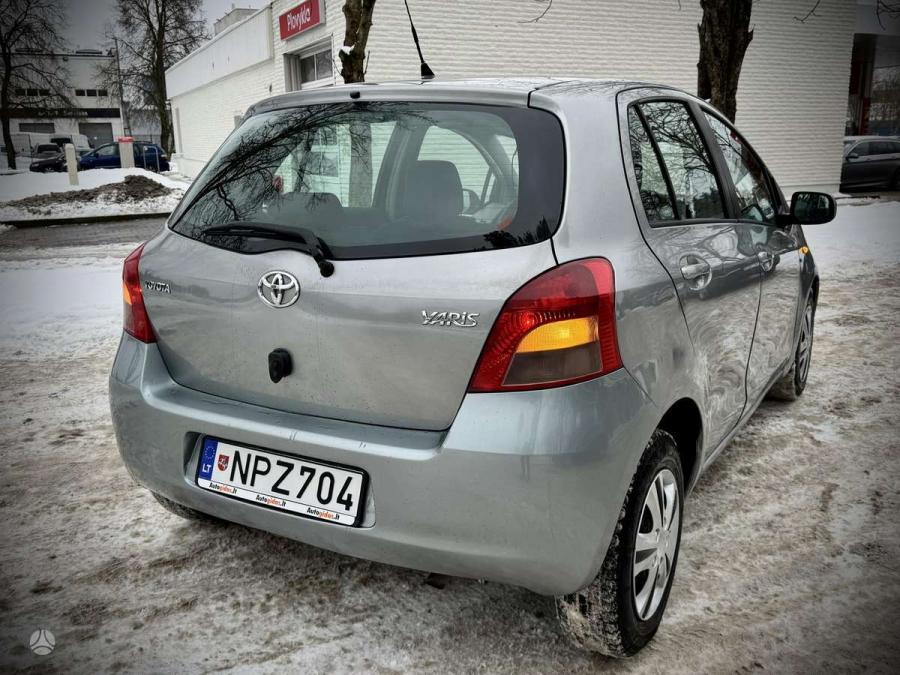 Pelēks Toyota Yaris 2007 Alīta, ar dzinēja tilpumu 1.40 L un nobraukumu 245 tūkst. km par 3599 €, foto 24 vietnē AUTOMOTO.COM.LV