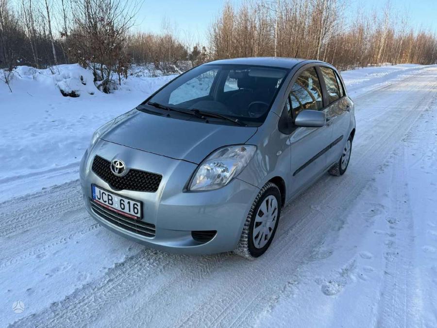 Pelēks Toyota Yaris 2007 Viļņa, ar dzinēja tilpumu 1.30 L un nobraukumu 210 tūkst. km par 1900 €, foto 1 vietnē AUTOMOTO.COM.LV