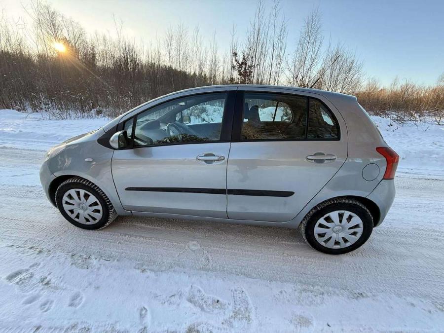 Pelēks Toyota Yaris 2007 Viļņa, ar dzinēja tilpumu 1.30 L un nobraukumu 210 tūkst. km par 1900 €, foto 6 vietnē AUTOMOTO.COM.LV