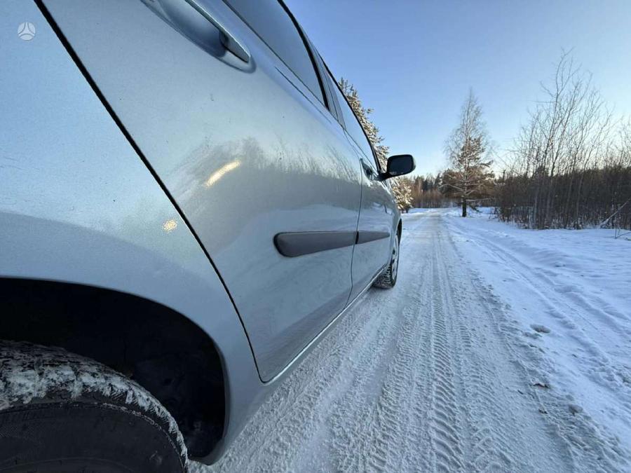 Pelēks Toyota Yaris 2007 Viļņa, ar dzinēja tilpumu 1.30 L un nobraukumu 210 tūkst. km par 1900 €, foto 9 vietnē AUTOMOTO.COM.LV