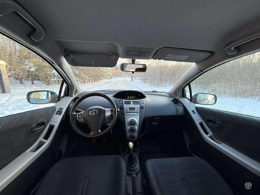 Pelēks Toyota Yaris 2007 Viļņa, ar dzinēja tilpumu 1.30 L un nobraukumu 210 tūkst. km par 1900 €, foto 15 vietnē AUTOMOTO.COM.LV