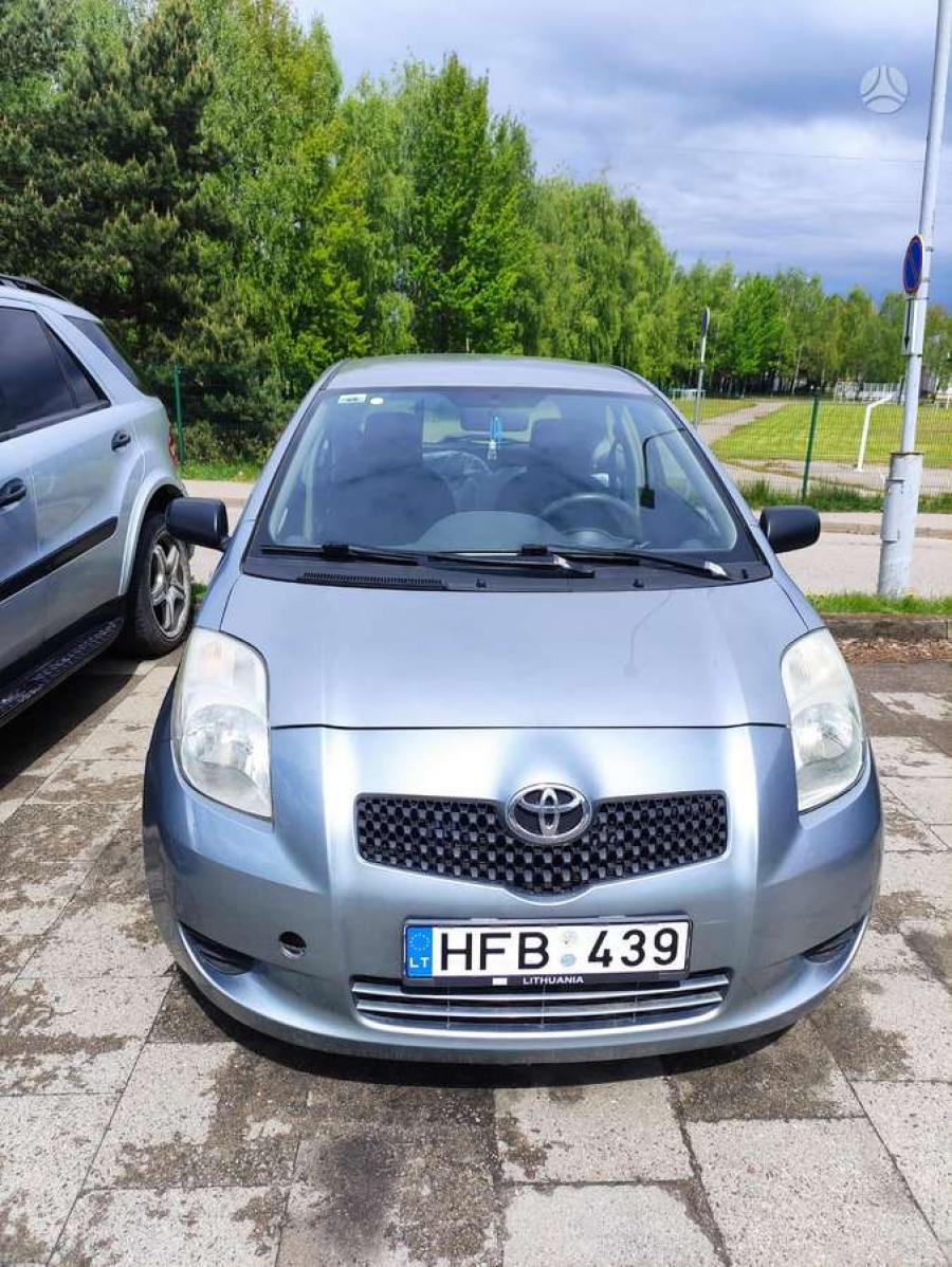 Grey Toyota Yaris 2007 in Vilnius, with an engine capacity of 1.00 L and mileage of 207 thousand km for 1400 €, photo 1 on AUTOMOTO.COM.LV