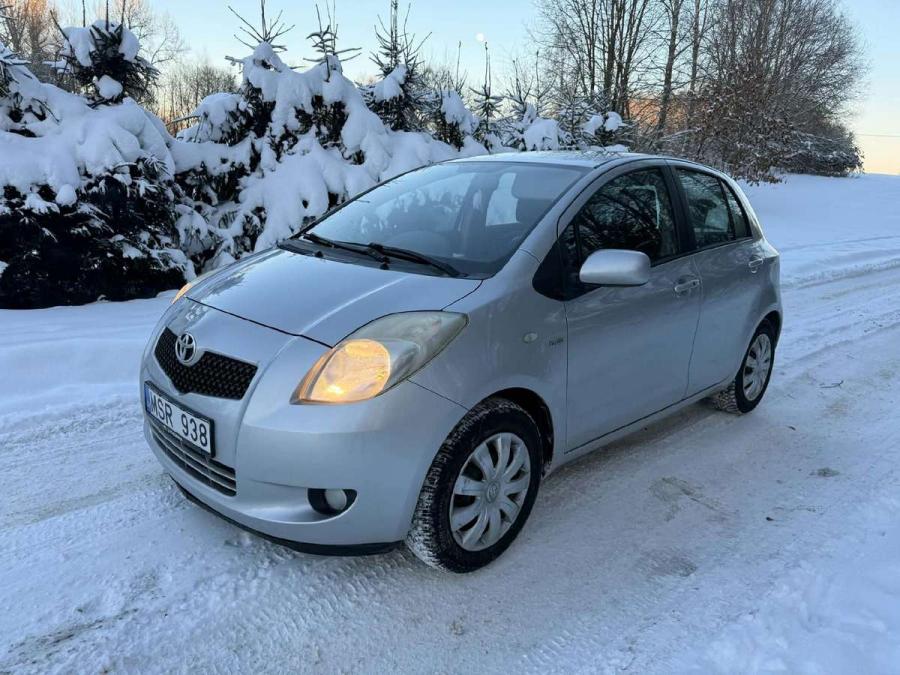 Grey Toyota Yaris 2007 in Vilnius, with an engine capacity of 1.38 L and mileage of 190 thousand km for 2700 €, photo 1 on AUTOMOTO.COM.LV